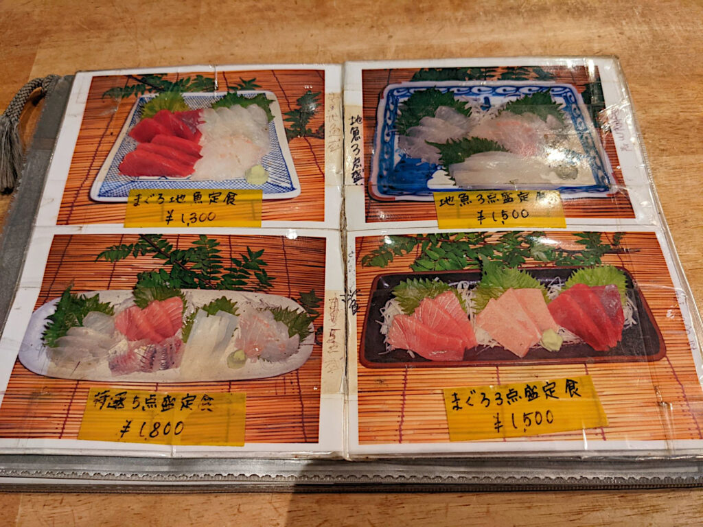 三崎港の名物定食屋「まるいち食堂」。魚屋直営マグロ刺身定食が鮮度抜群すぎた！｜ダッチのノマド生活